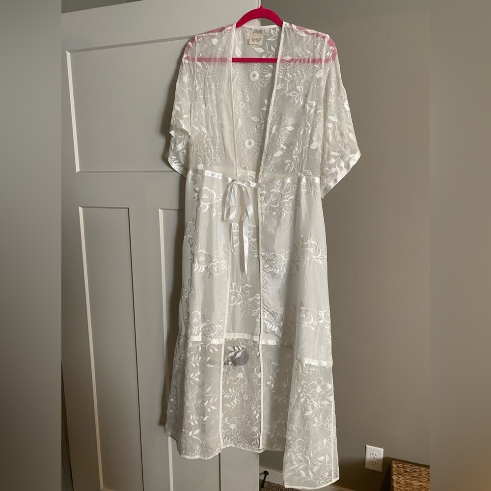 Plum Pretty Sugar White Lace Long Robe - Gem